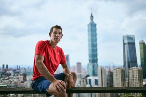 Skyscraper live: Alex Honnold’s free solo climb delayed over safety ...