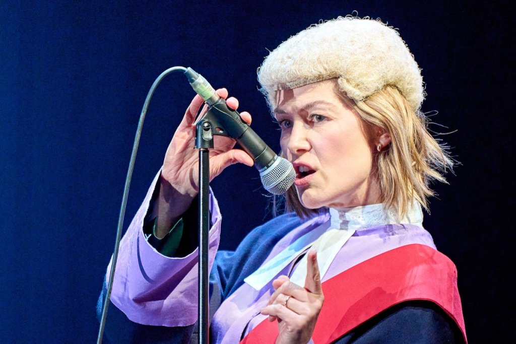 Rosamund Pike calls out audience member for texting during show ...